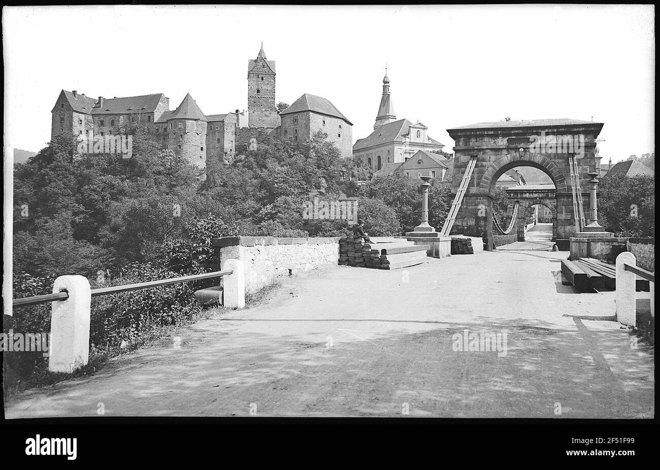 Elbogen. Castle with chain bridge Stock Photo - Alamy