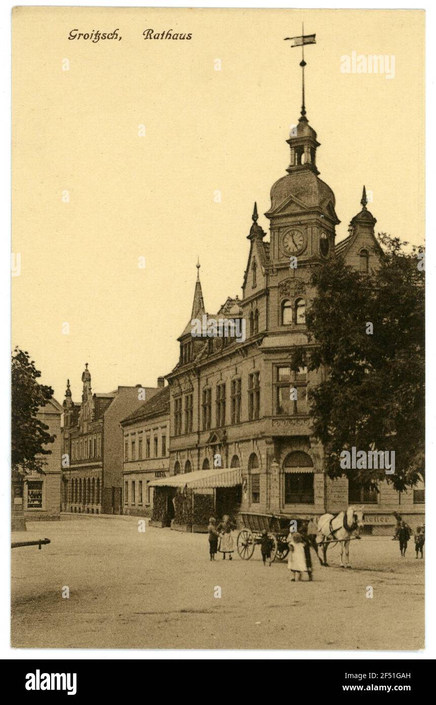 Street city hall square Cut Out Stock Images & Pictures - Alamy