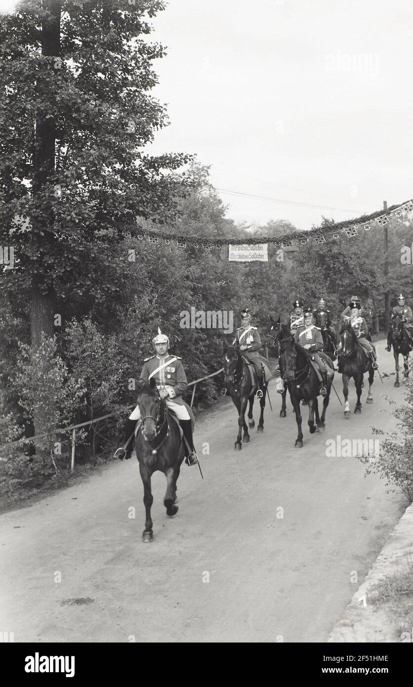 Pageant. No. 1: Cavalry Group (Vanguard in Historizing Uniforms Stock ...