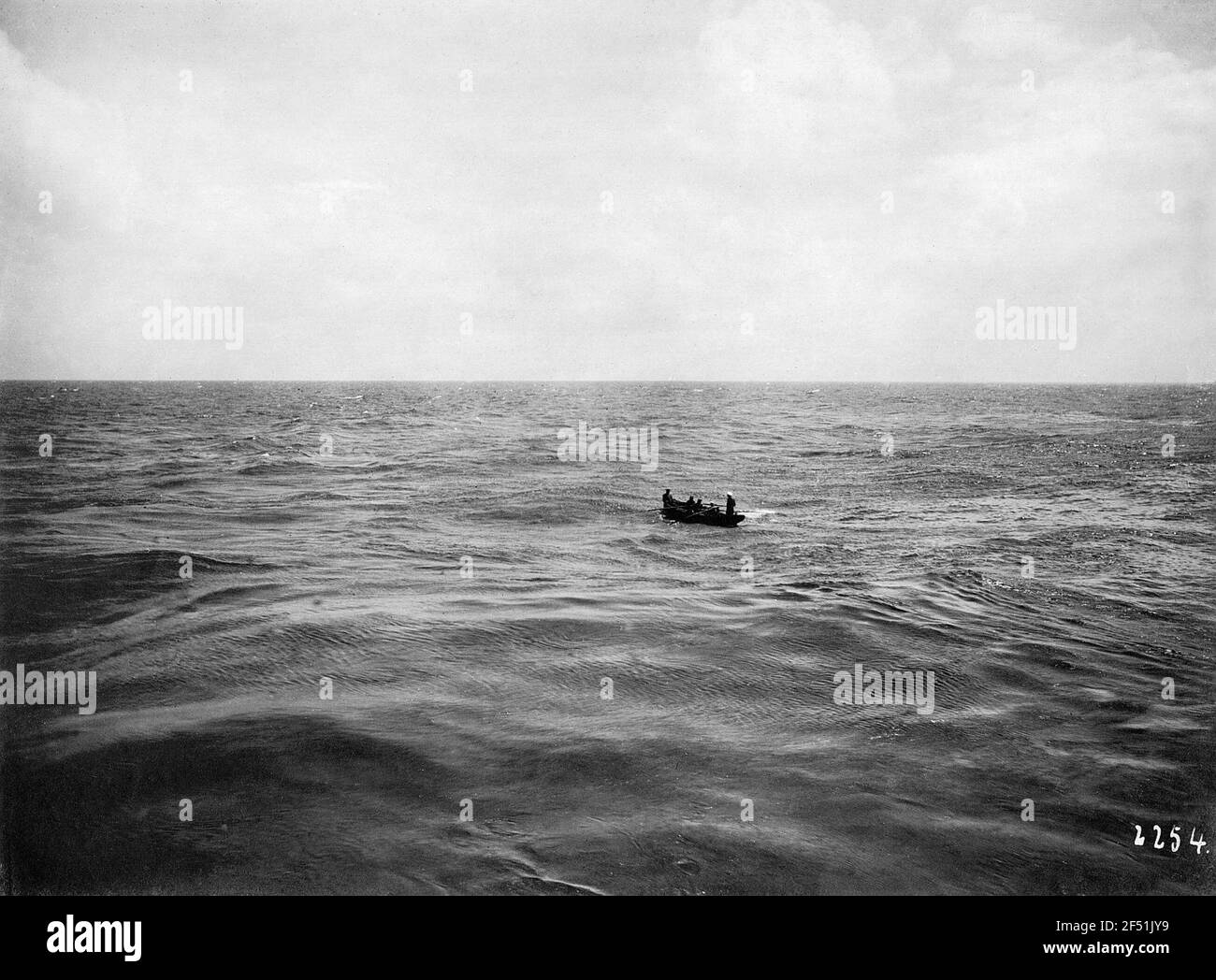 Single rowing boat hi-res stock photography and images - Alamy