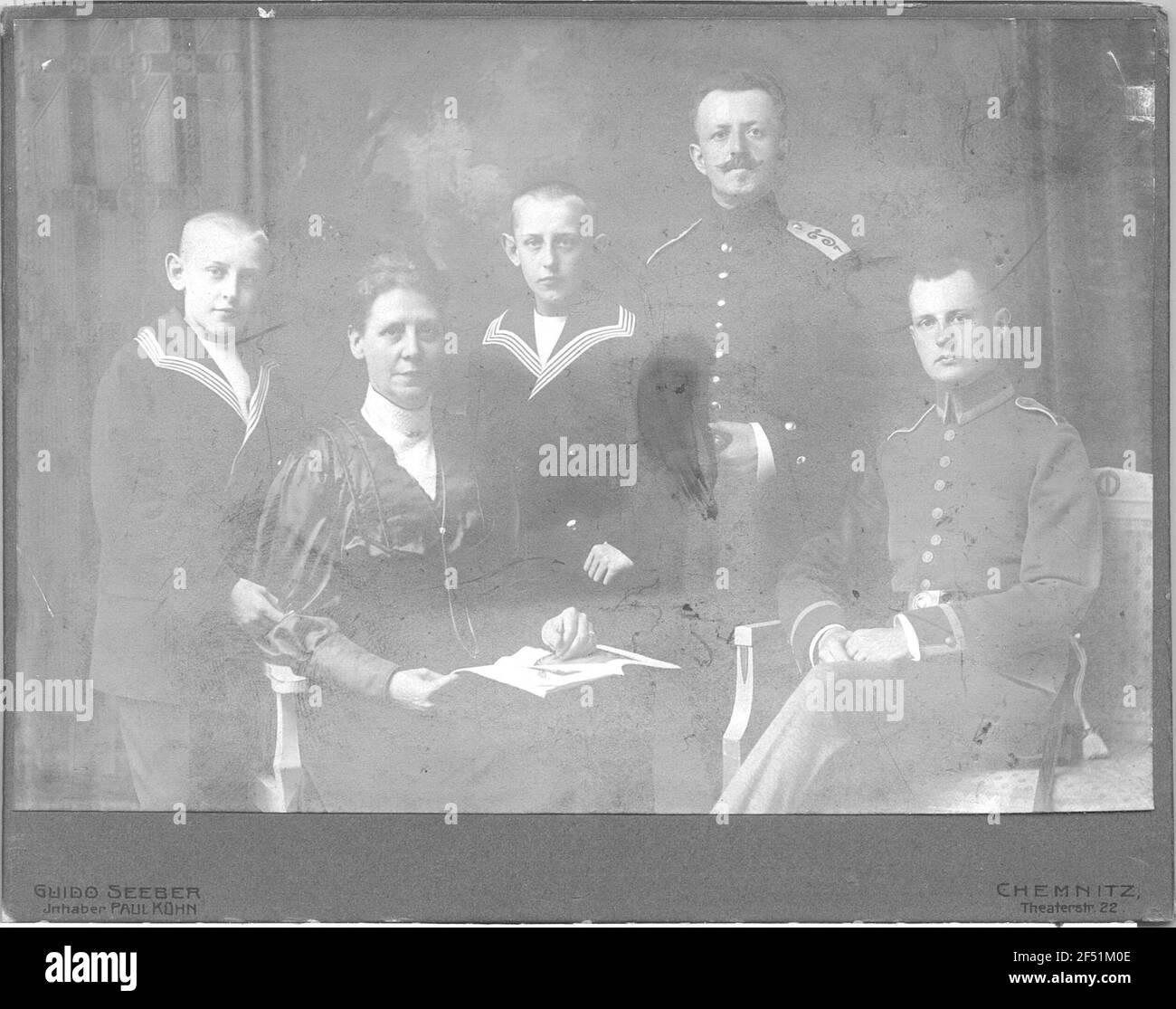 Family atelier hi-res stock photography and images - Alamy