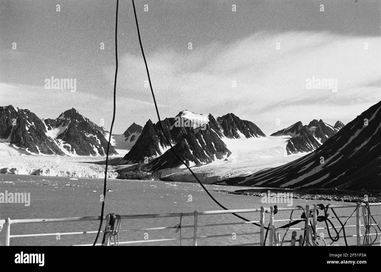 Travel photos Norway. Spitzbergen. Magdalenenfjord. View of the ...