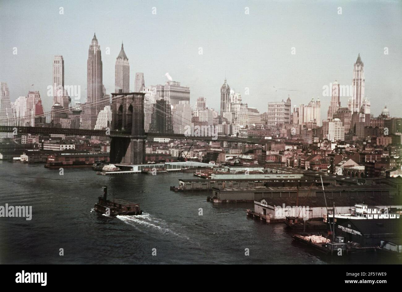 New York, view from Manhattan Bridge over the East River to Brooklyn ...