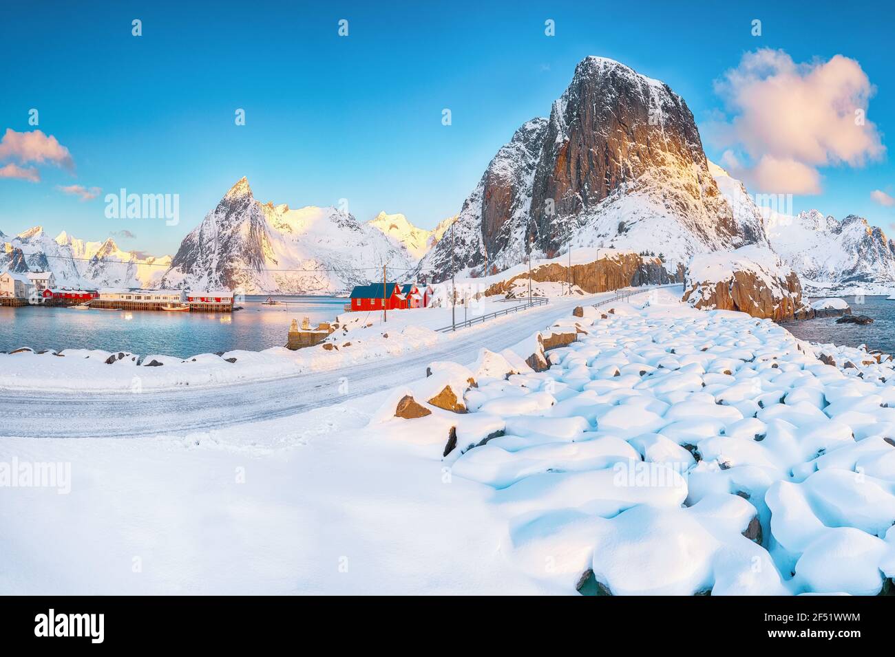 Gorgeous winter view on Hamnoy village with port and Festhaeltinden and ...