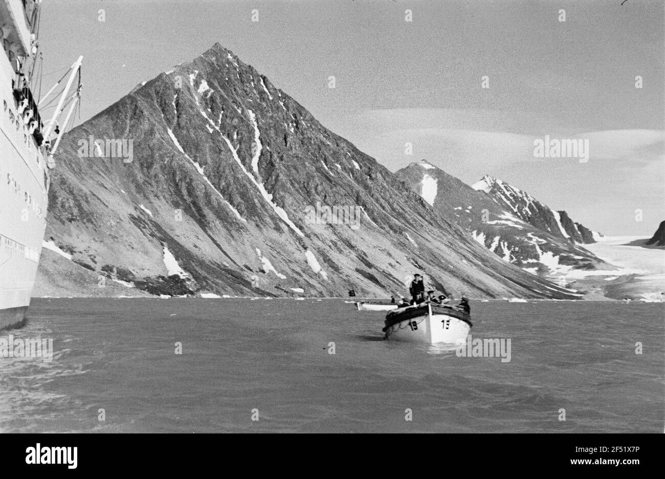 Travel photos Norway. Spitzbergen. Dinghy of the passenger ship ...