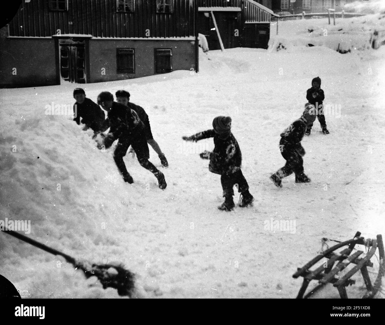 Snowball battle hi-res stock photography and images - Alamy