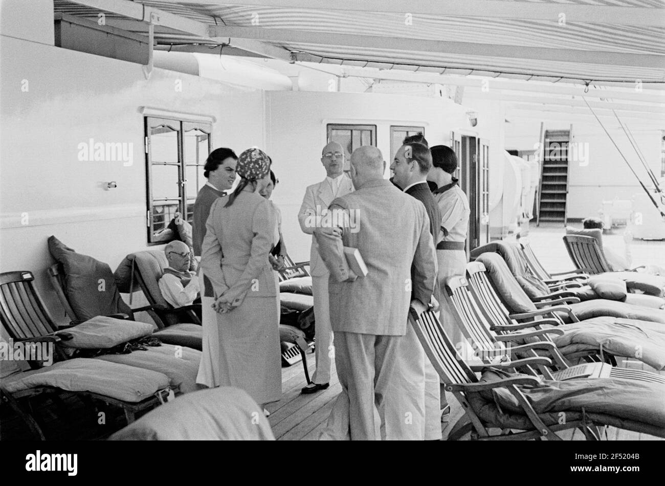 Bordleben Cap Arcona. Passengers on deck in conversation Stock Photo ...