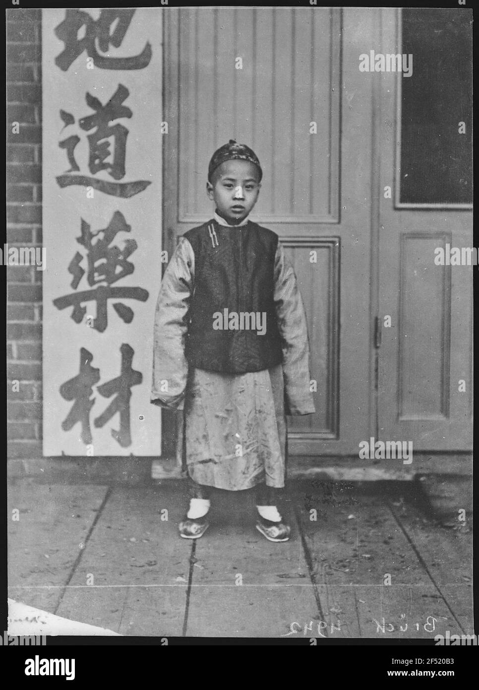 Los Angeles. Chinese young "Posing for the Camera". Photography in ...