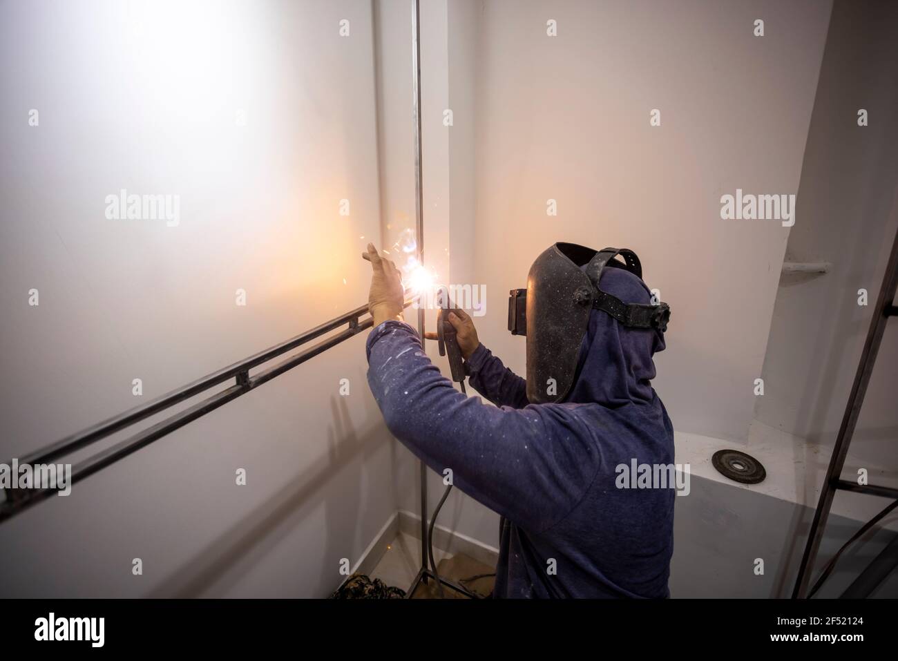 Worker welding a dressing room in a home renovation Stock Photo - Alamy