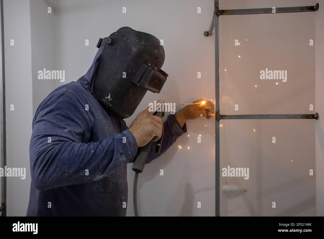 Worker welding a dressing room in a home renovation Stock Photo - Alamy