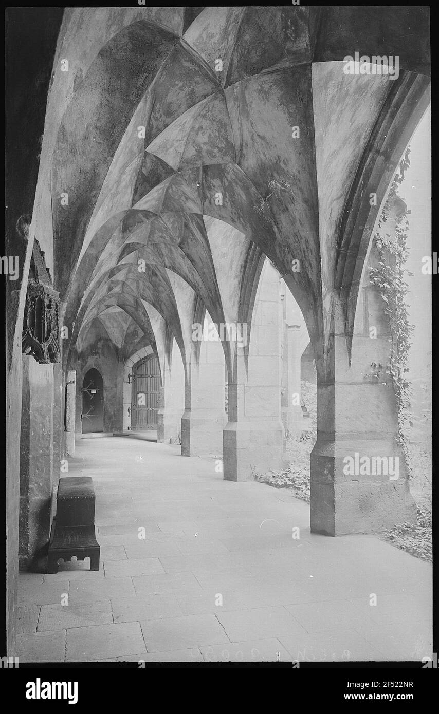 Ecclesiastical cloister structure Black and White Stock Photos & Images ...