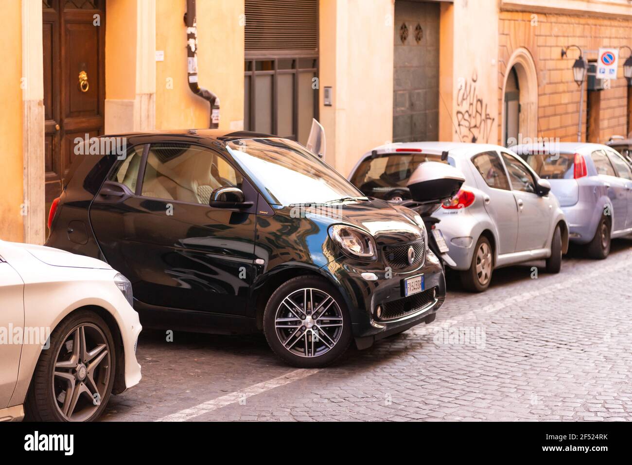 Perpendicular parking hi-res stock photography and images - Alamy
