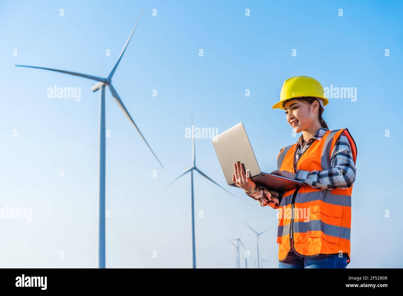 Female wind turbine technician hi-res stock photography and images - Alamy