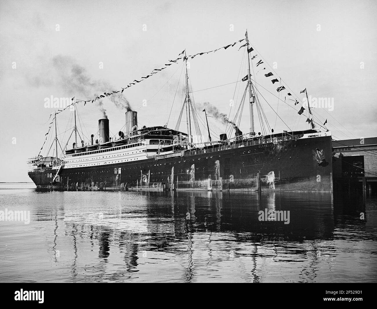 Manila (Philippines). High sea passenger steamer "Cleveland" in the ...