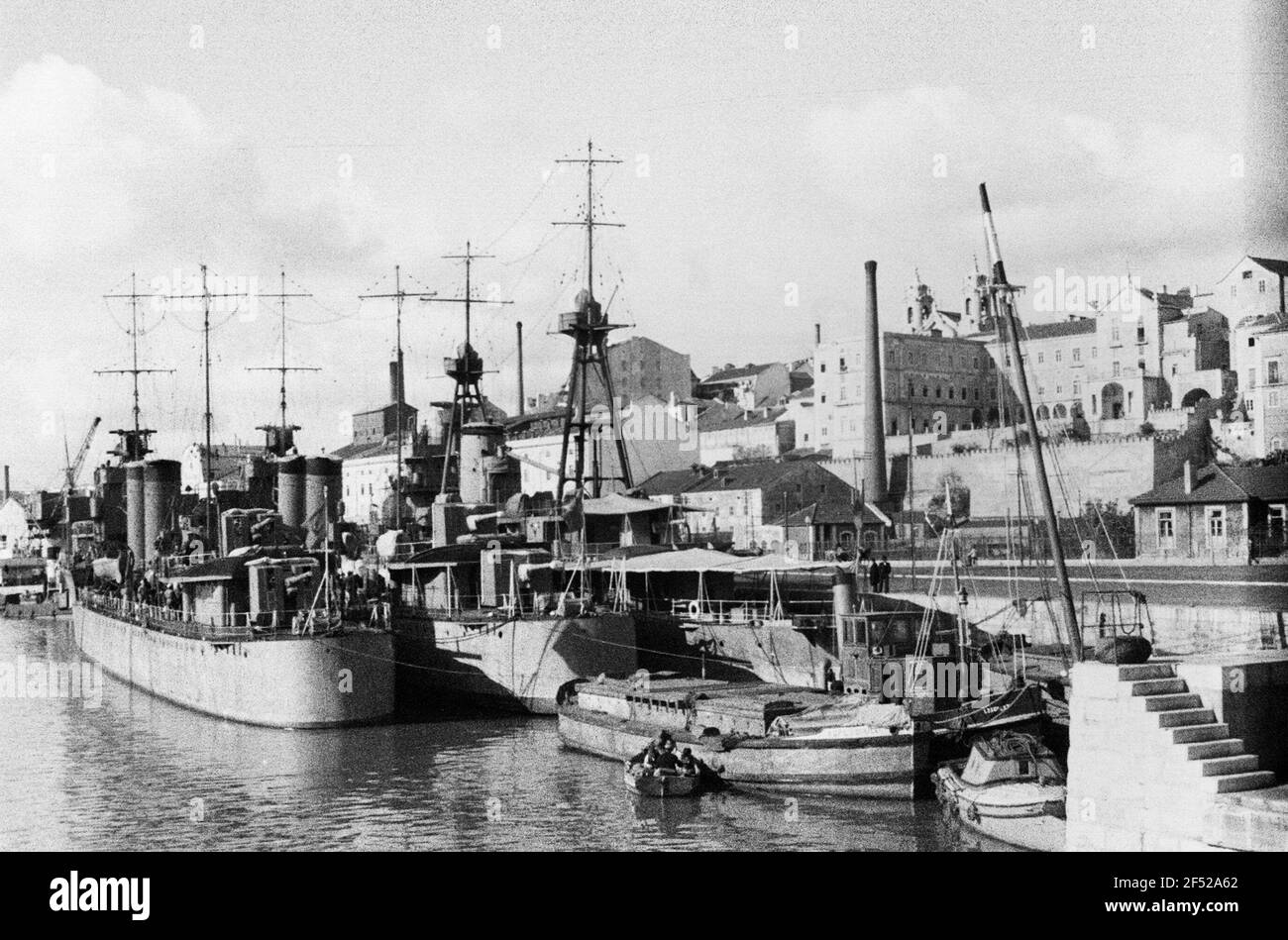 Lisbon harbor Black and White Stock Photos & Images - Alamy