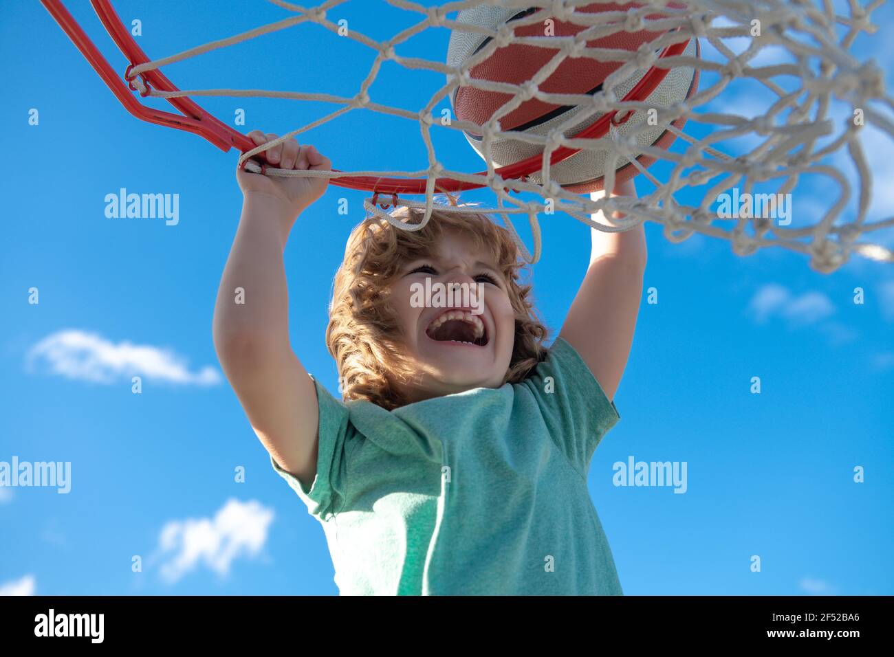 Basketball kid player running up and dunking the ball Stock Photo - Alamy