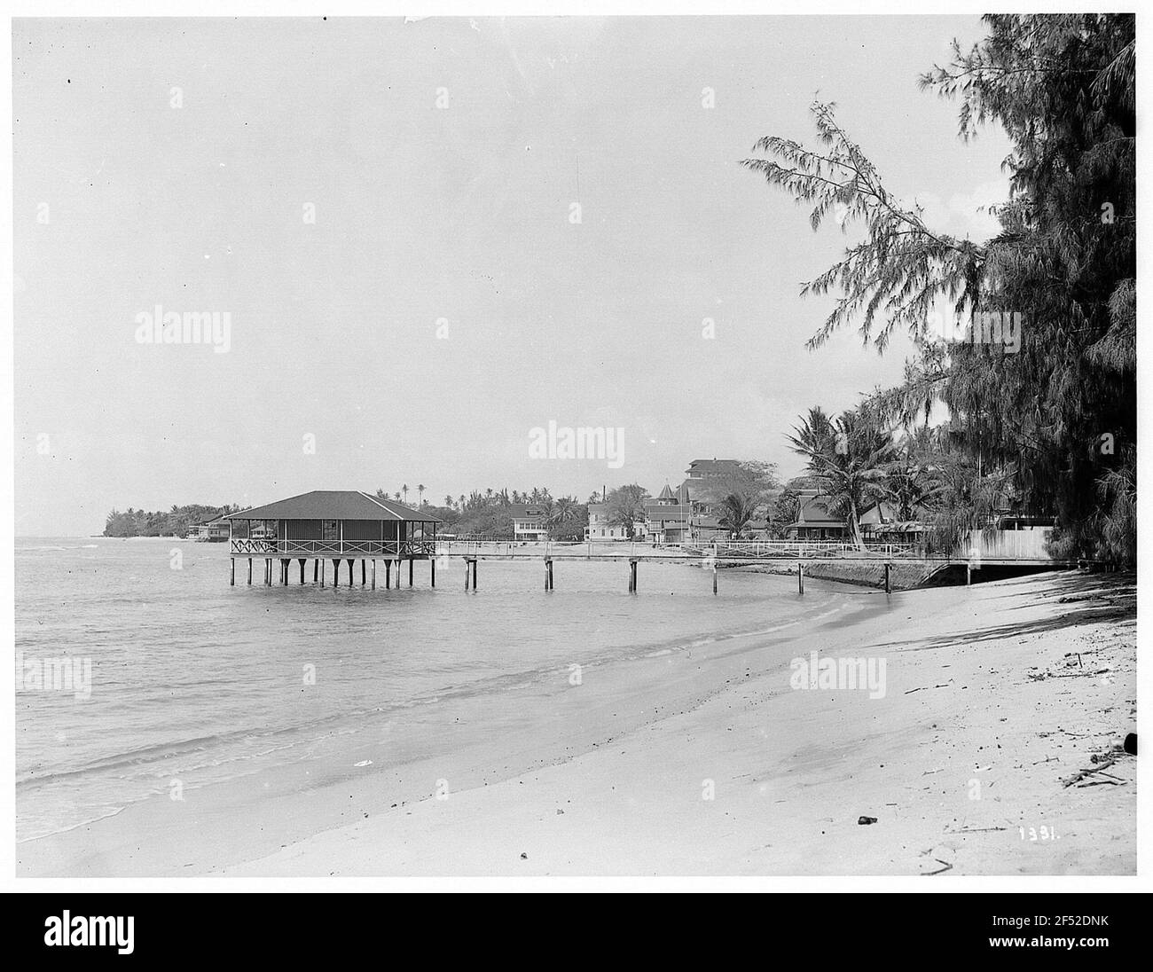 Honolulu-Waikiki. Beach with pier Stock Photo - Alamy