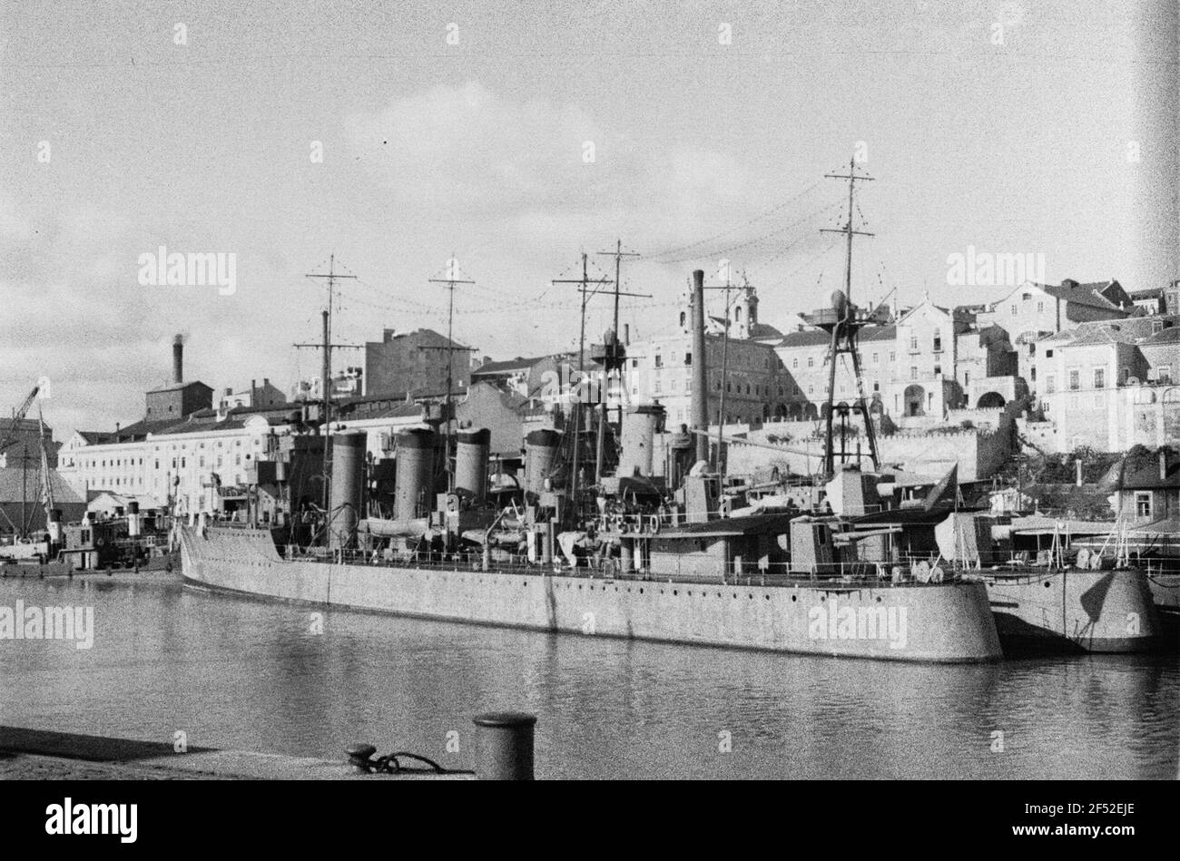 Lisbon harbor Black and White Stock Photos & Images - Alamy
