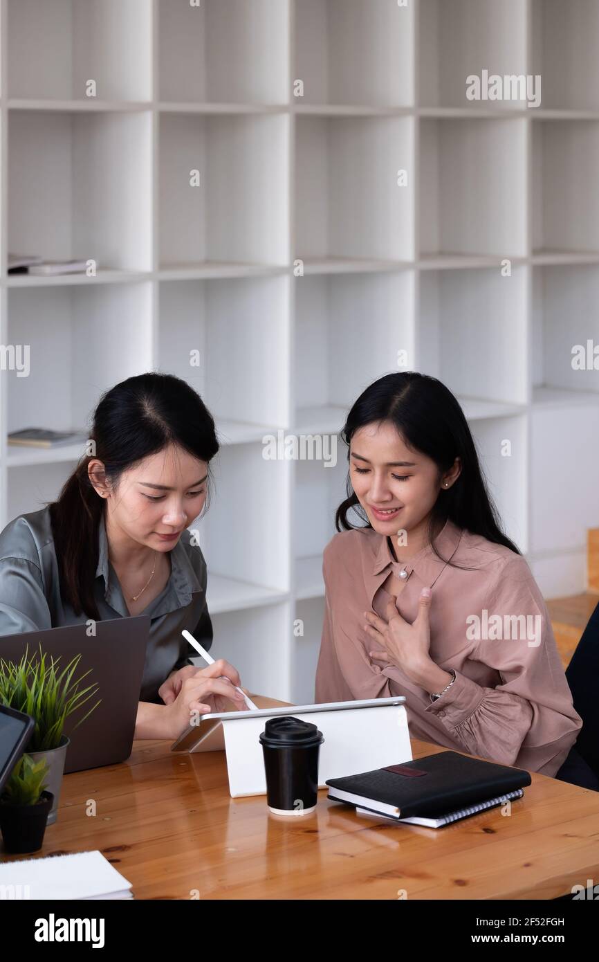Manager speaking to colleague hi-res stock photography and images - Alamy