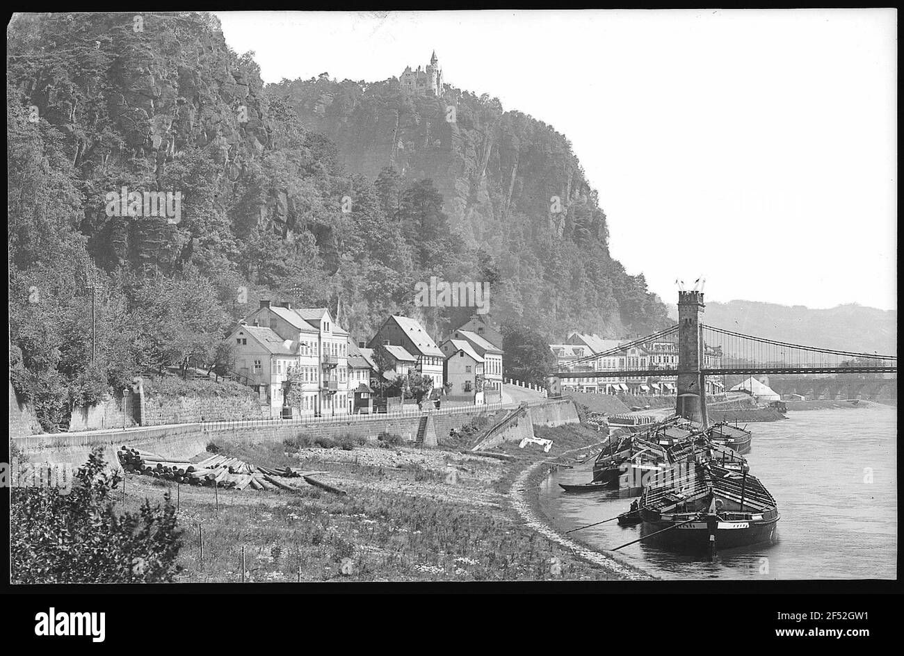 Bodenbach a. d. Elbe. Shepherd wall with mountain lock and chain bridge ...