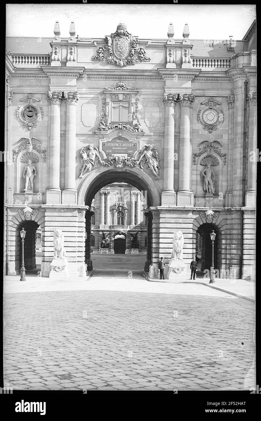 Budapest. Gate to the royal castle Stock Photo - Alamy