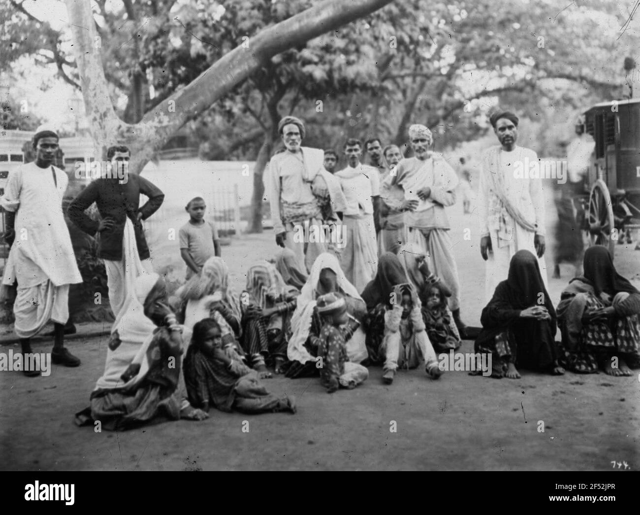 Calcutta (Westbengalen), India. Group picture with Indian women, men ...