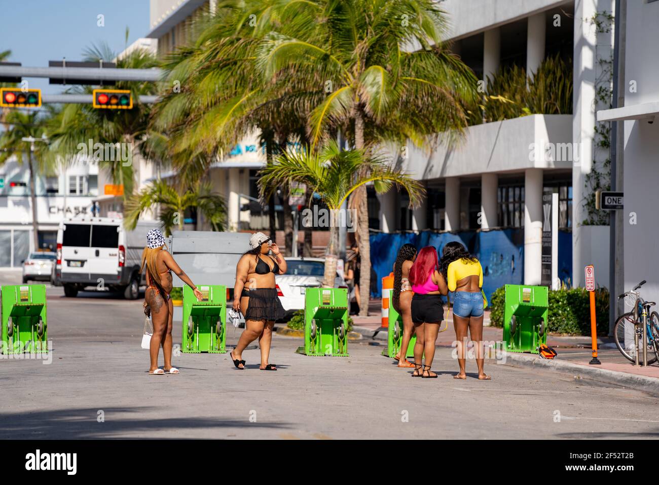 Group of girlfriends hi-res stock photography and images - Alamy