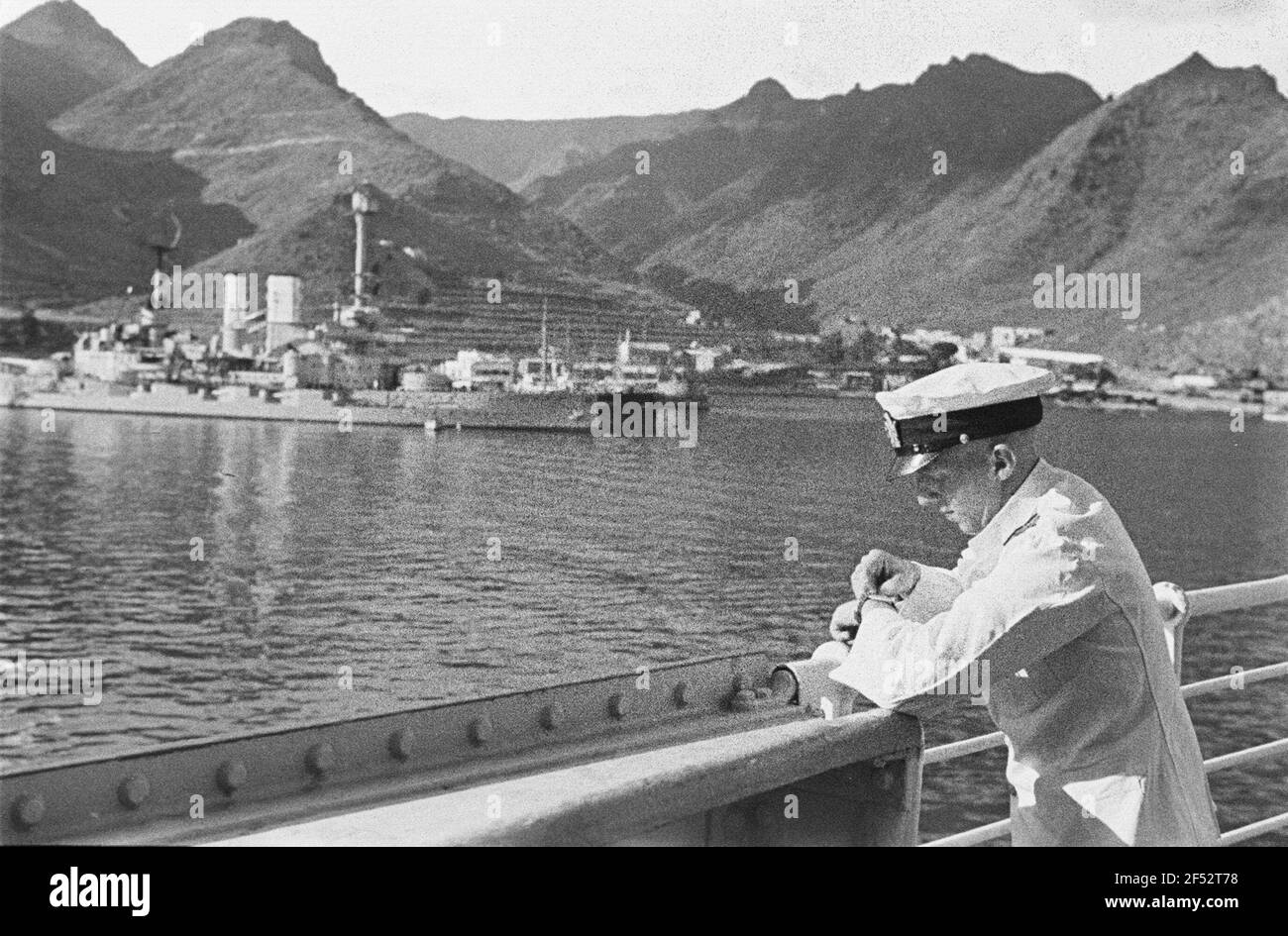 Travel photos Mediterranean. Passenger ship "Milwaukee" before anchor ...