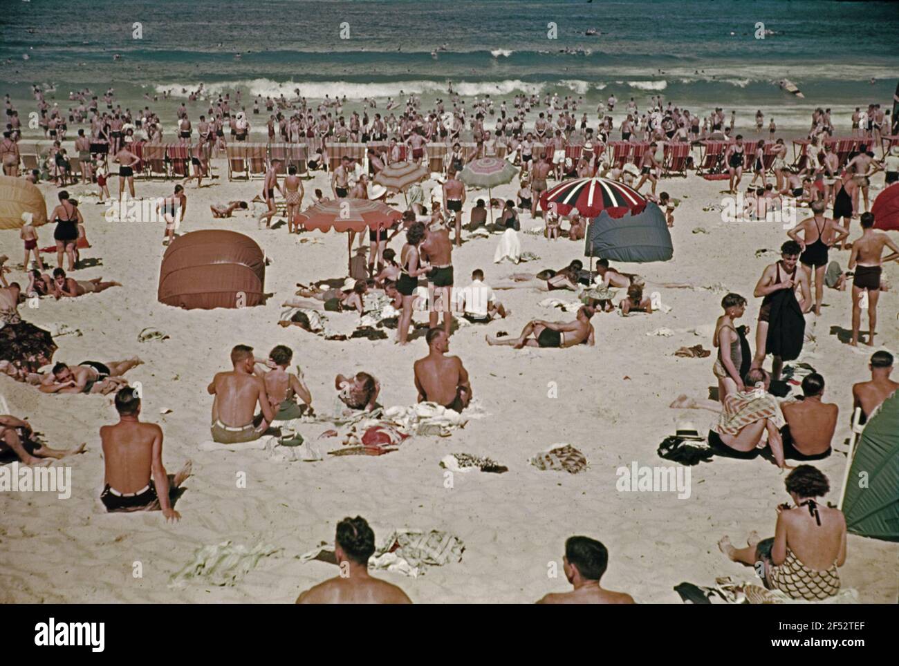 Travel photos Australia. Sydney, Bondi Beach, bathers on the beach and ...