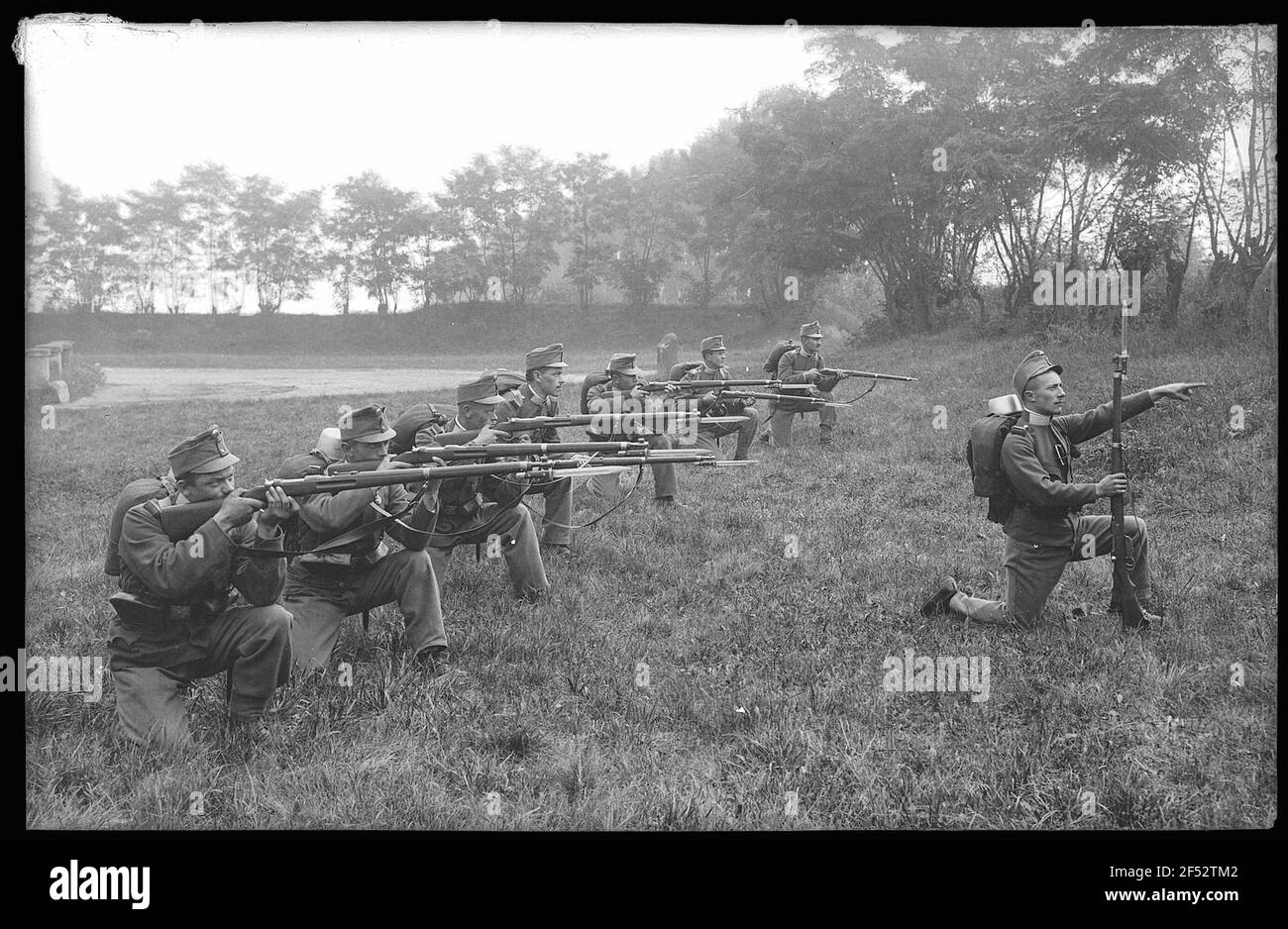 Advancing infantry swarm line in the fire battle Stock Photo - Alamy