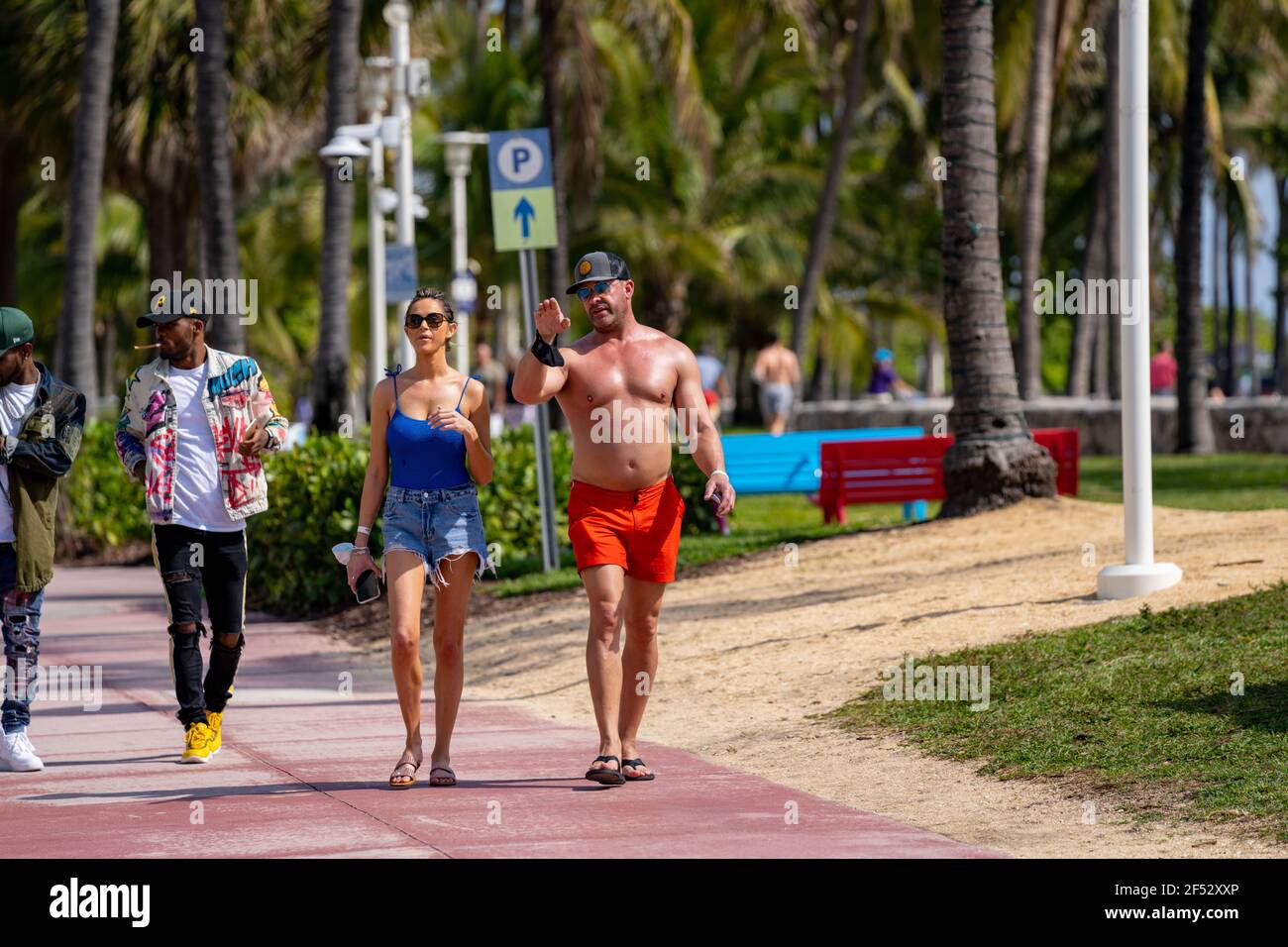 Casual beach hi-res stock photography and images - Alamy