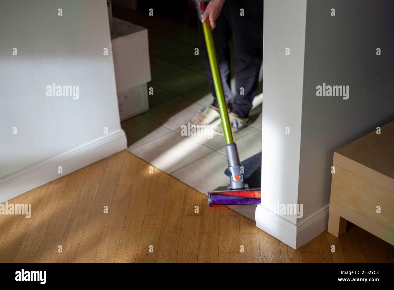 Woman vacuum cleaner focus hi-res stock photography and images - Alamy