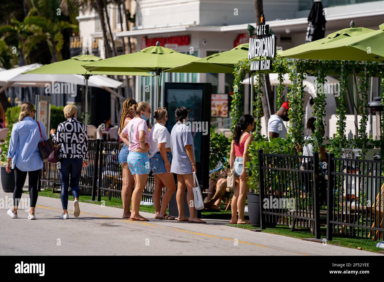 Beach social distancing hi-res stock photography and images - Alamy