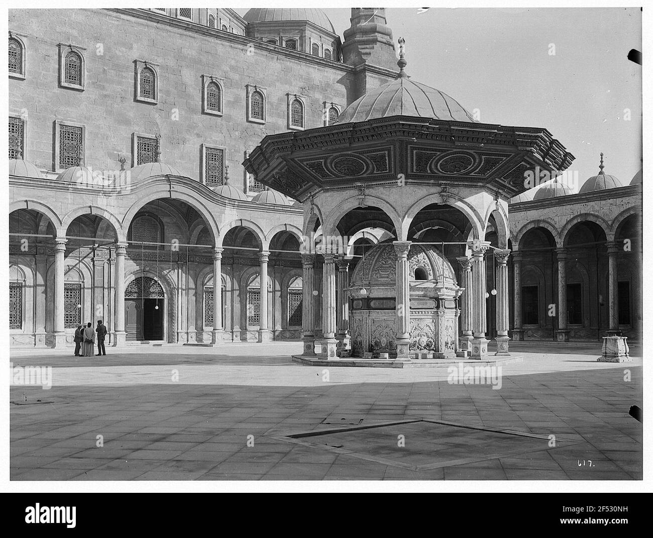 Cairo, Muhamed Ali Mosque (1824-1884). Courtyard with well house Stock ...