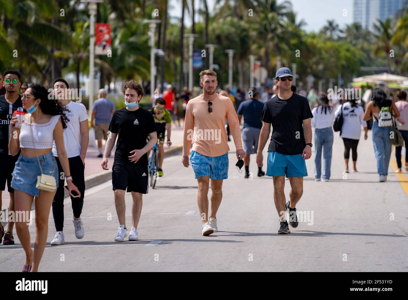 People swarming Miami Beach Spring Break 2021 Stock Photo - Alamy