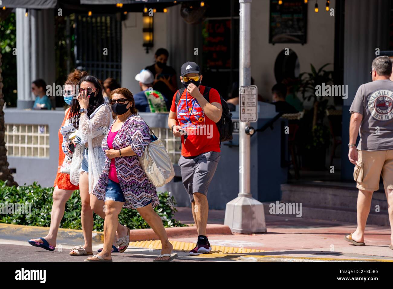 2021 spring break crowds hi-res stock photography and images - Alamy