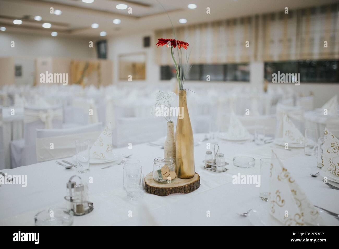 Closeup of simple flower centerpiece on a table set-up Stock Photo - Alamy