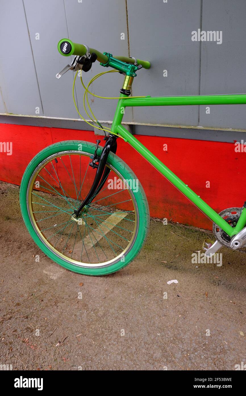 Green bicycle hi-res stock photography and images - Alamy
