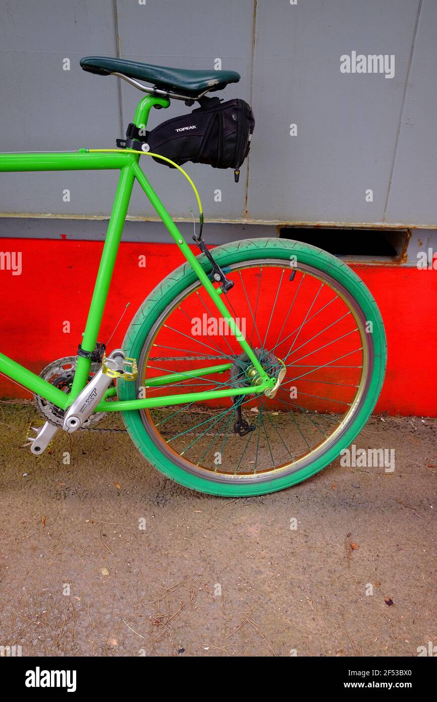 Green bicycle hi-res stock photography and images - Alamy