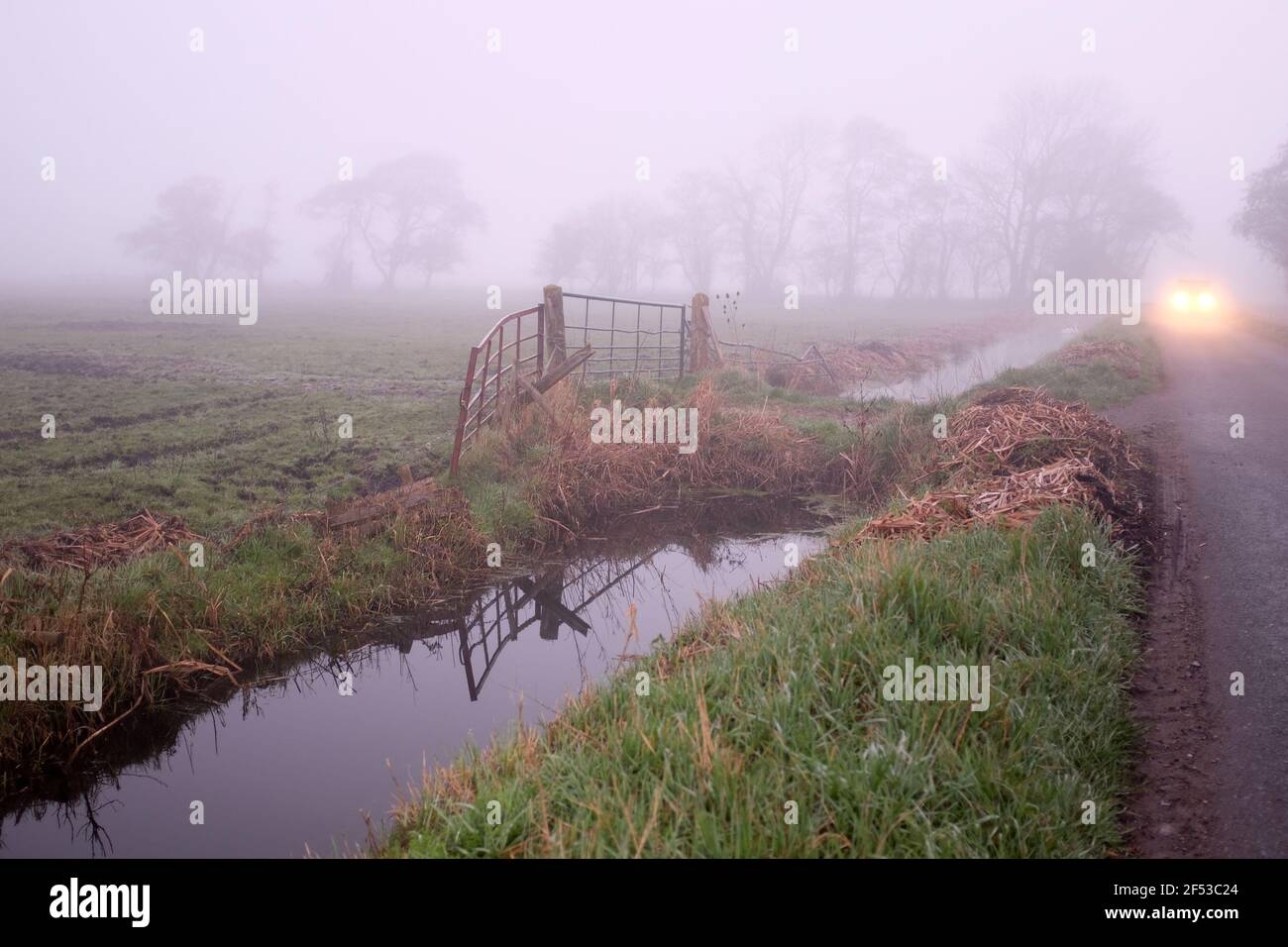 Mist on the moors hi-res stock photography and images - Alamy