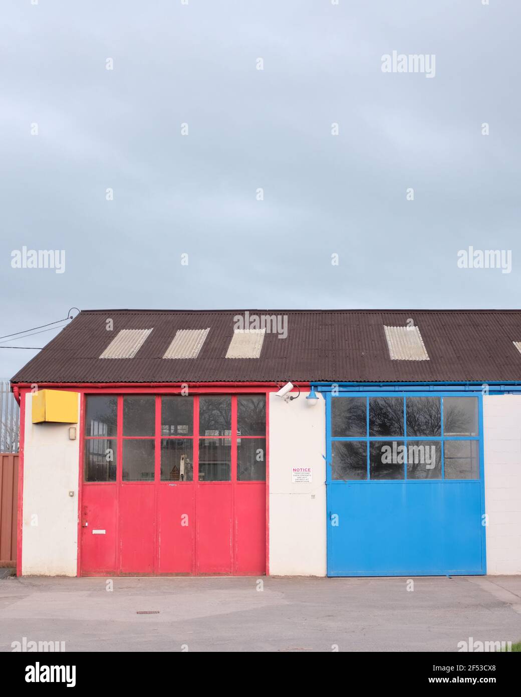 Blue garage doors hi-res stock photography and images - Alamy