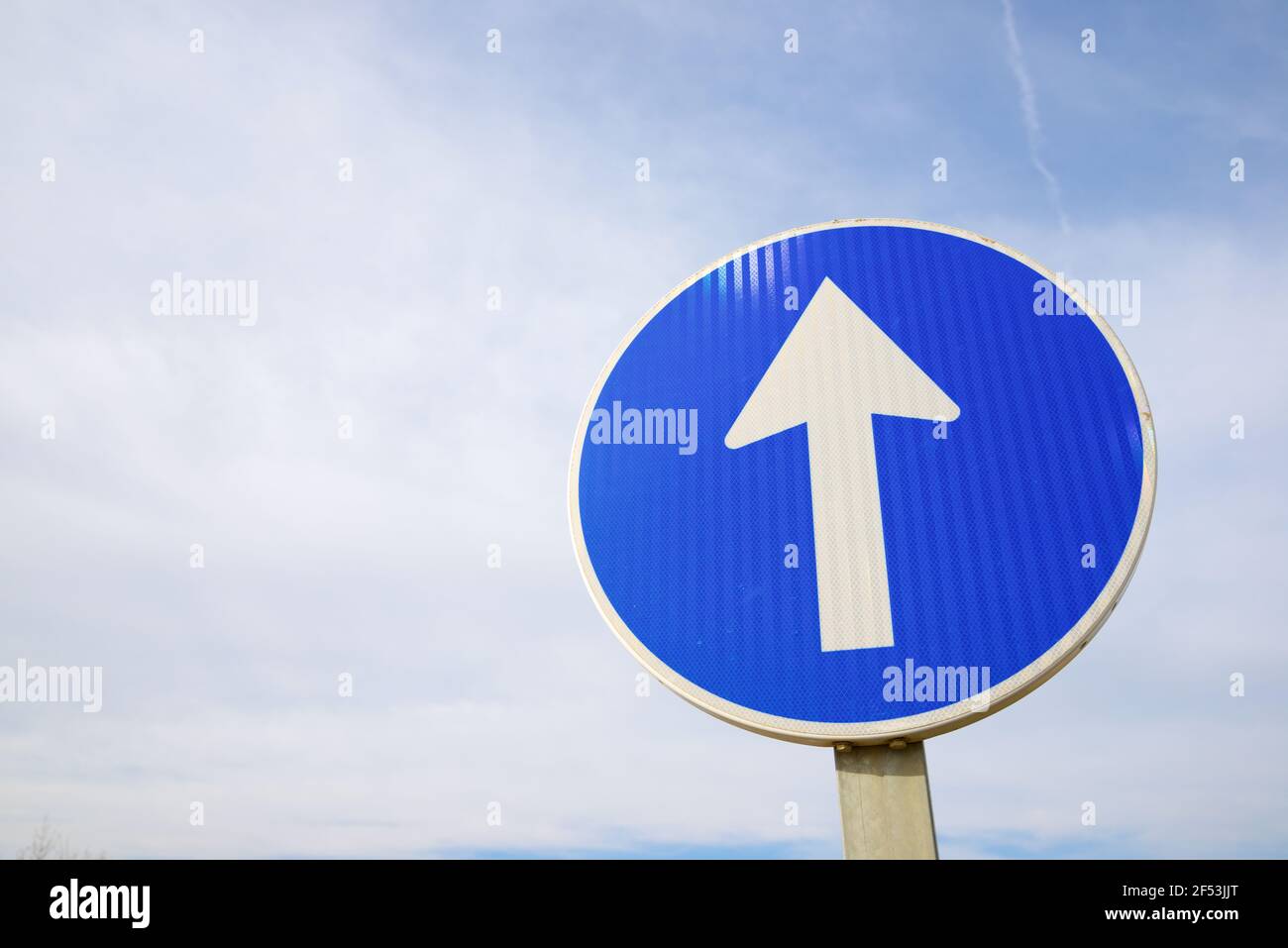 Mandatory direction signal for vehicles Stock Photo - Alamy
