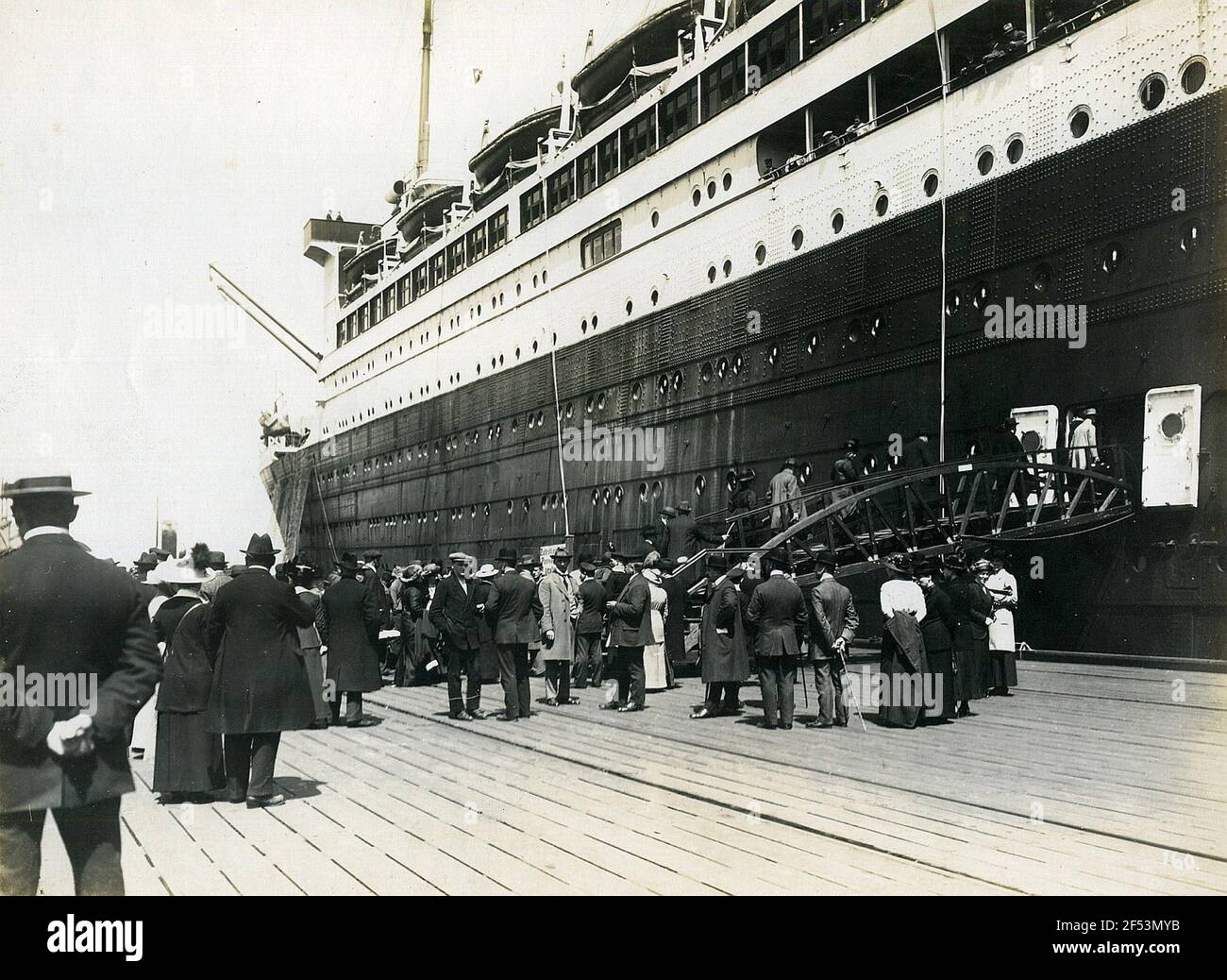 Ocean liner passengers history hi-res stock photography and images - Alamy