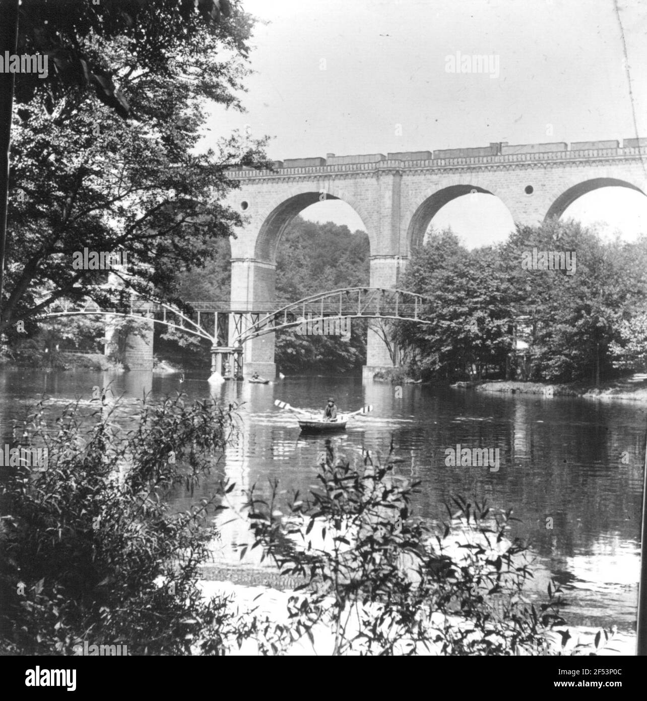 Görlitz, Lausitzer Neisse with pedestrian bridge and railway bridge ...