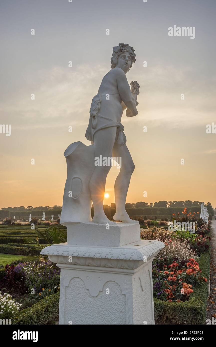 Statue of bacchus hi-res stock photography and images - Alamy