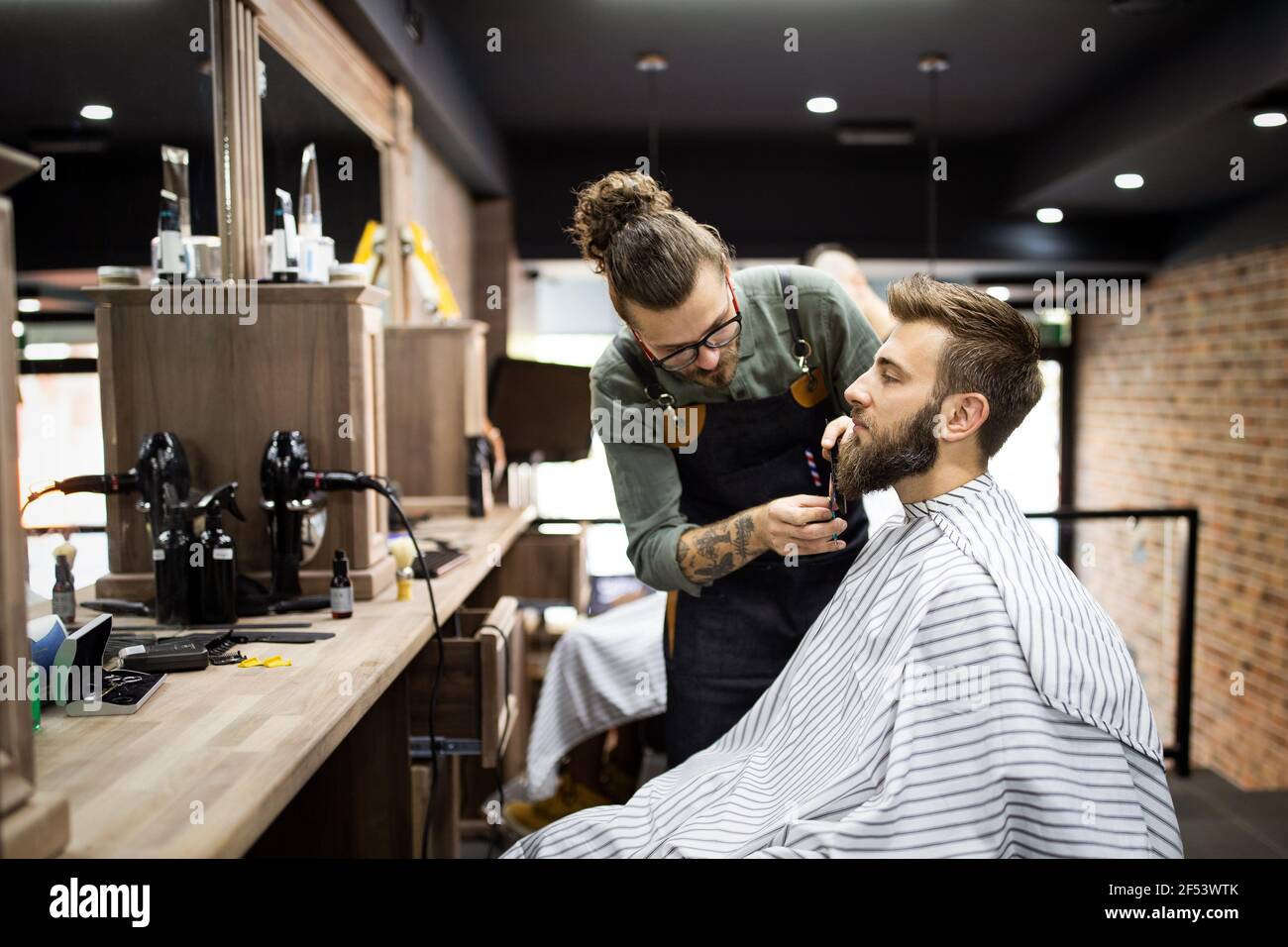 Barber shaving man in barbershop hi-res stock photography and images ... Barber shaving man in barbershop hi-res stock photography and images ...