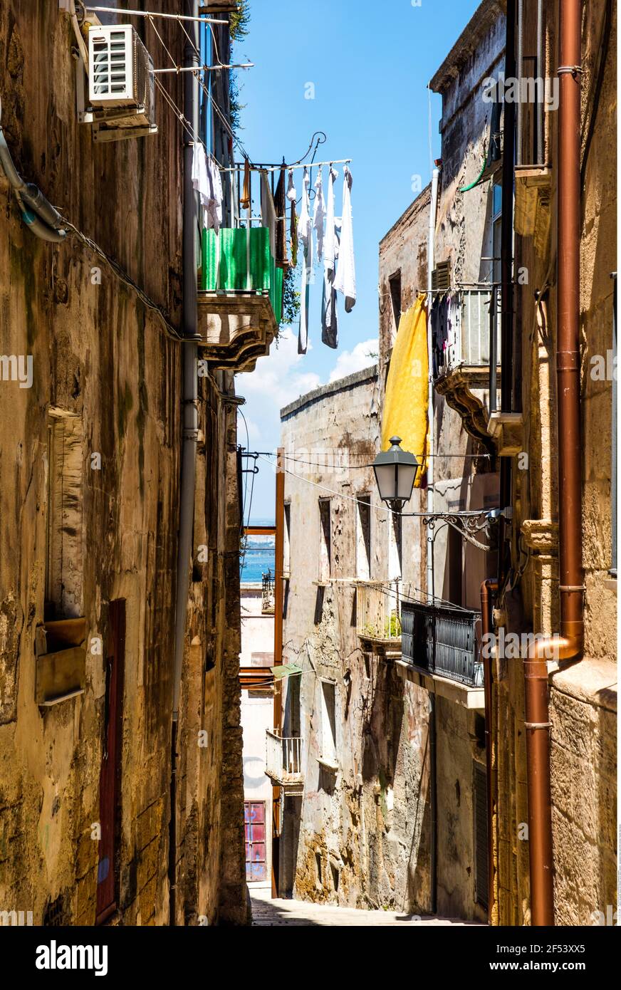 geography / travel, alley of the old town, Taranto, Italy, Apulia ...