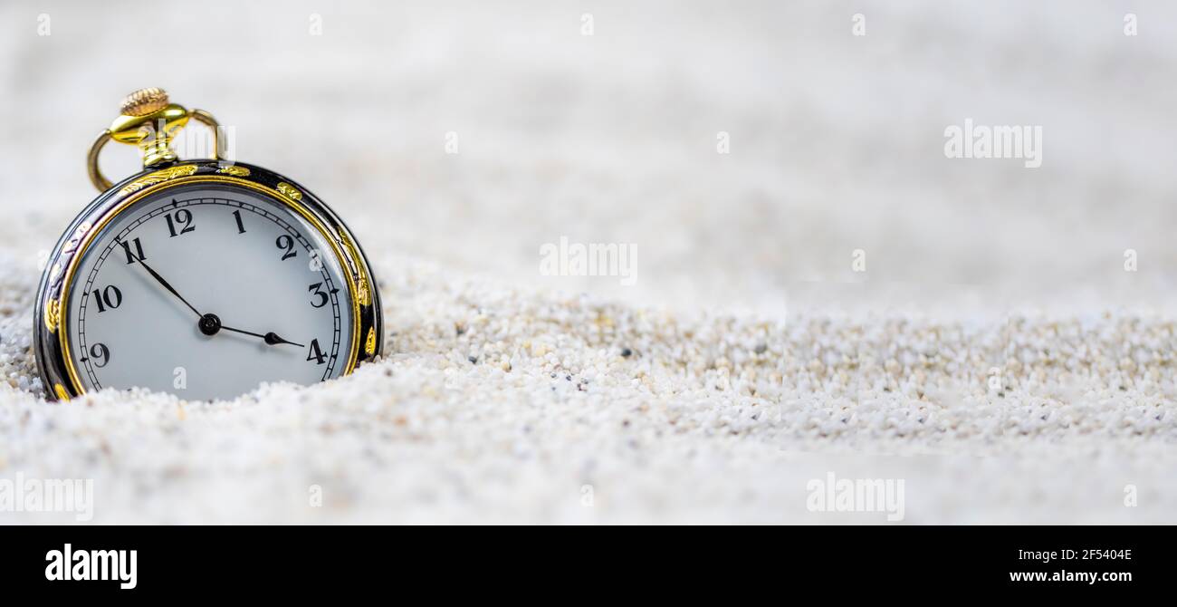 Pocket watch sand hi-res stock photography and images - Alamy