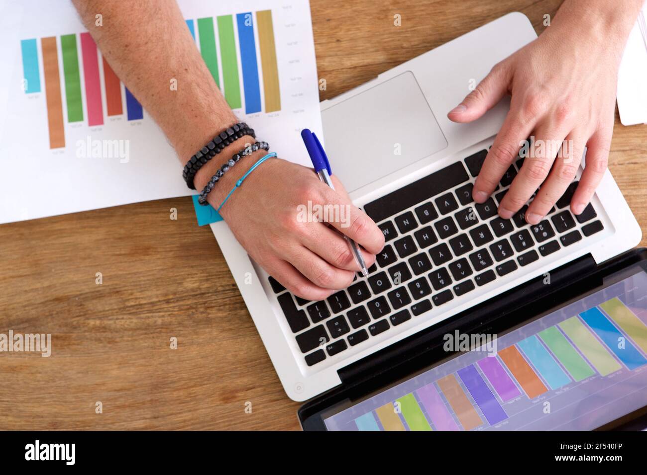 Reading table charts hi-res stock photography and images - Alamy