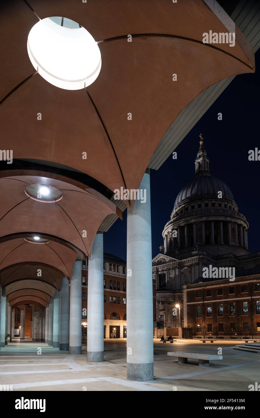 A view of St Pauls Cathedral at night from Paternoster Square, London ...